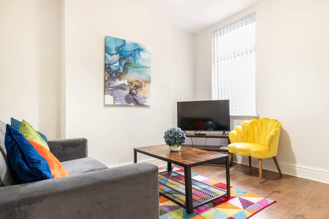 75 M² House ∙ 3 Bedrooms ∙ 8 Guests - Birkenhead