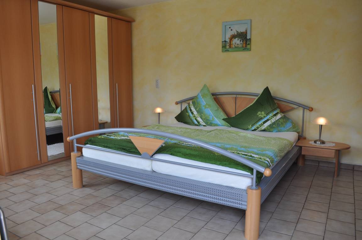 78 M² Ferienwohnung ∙ 2 Schlafzimmer ∙ 5 Gäste - Neustadt an der Aisch