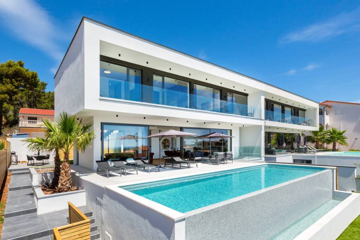 400 M² Ferienhaus ∙ 4 Schlafzimmer ∙ 8 Gäste - Premantura