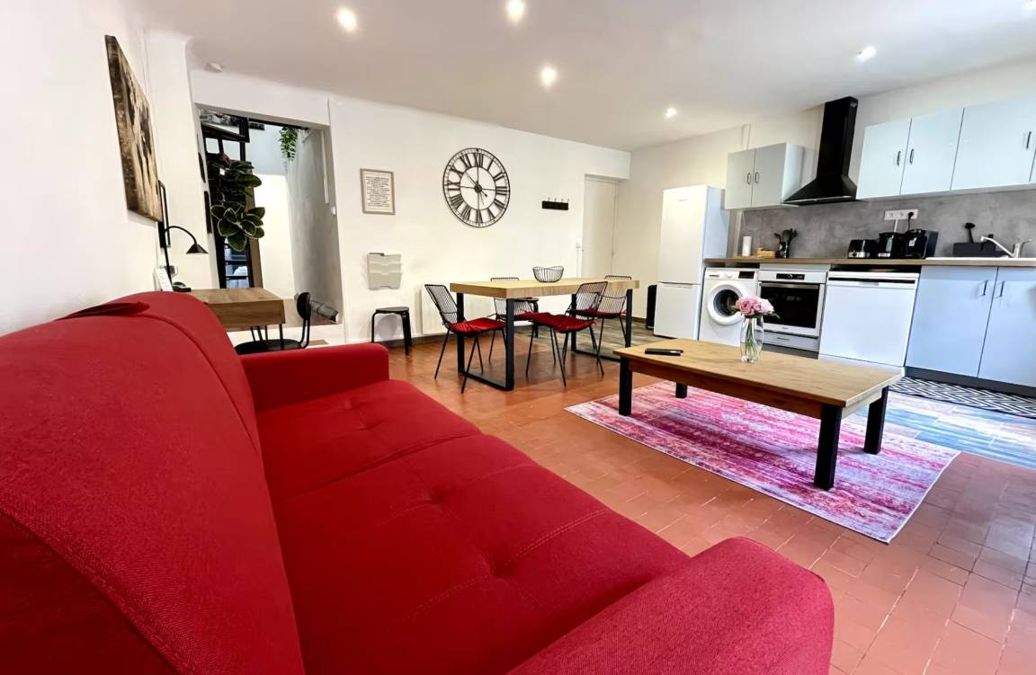 64 M² Huoneisto ∙ 3 Makuuhuonetta ∙ 8 Vierasta - Venelles