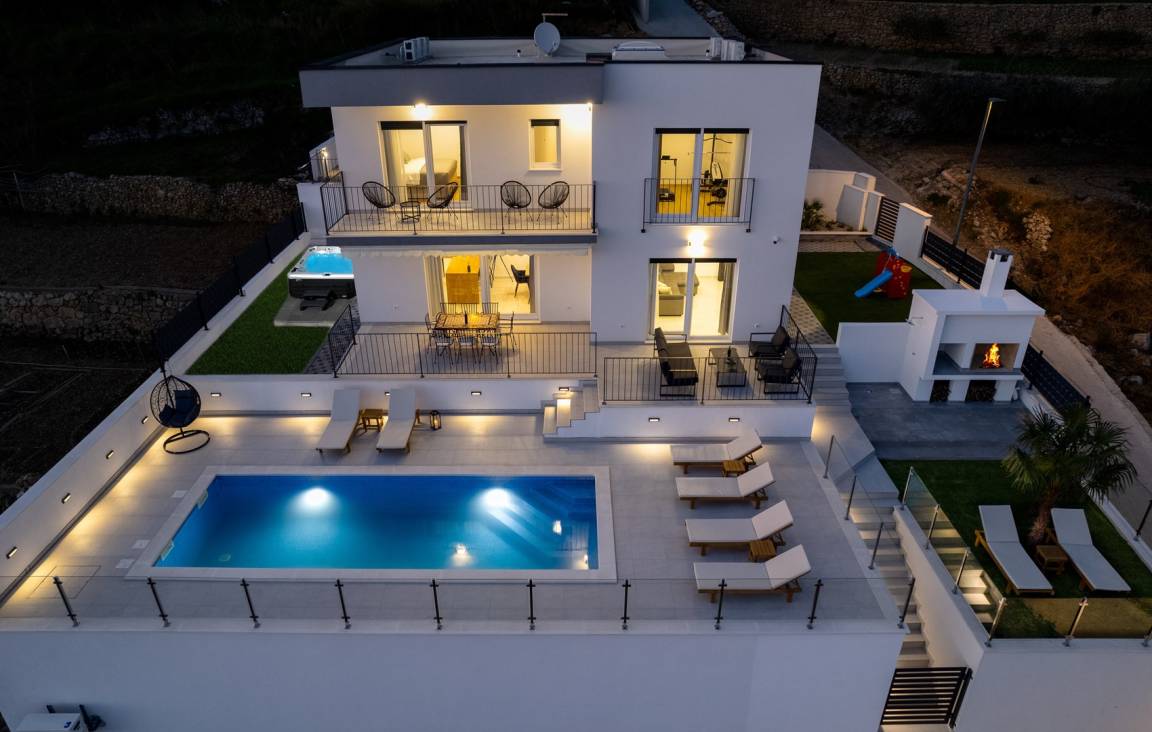 165 M² Villa ∙ 4 Bedrooms ∙ 8 Guests - Podstrana