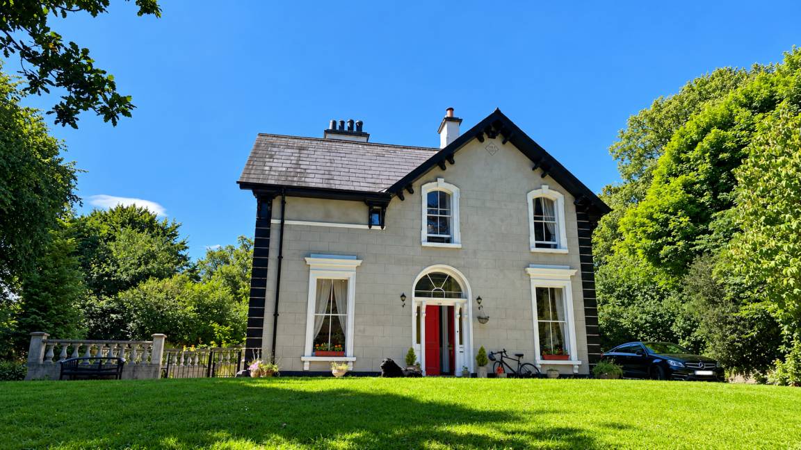 375 M² Villa ∙ 6 Bedrooms ∙ 14 Guests - Derry