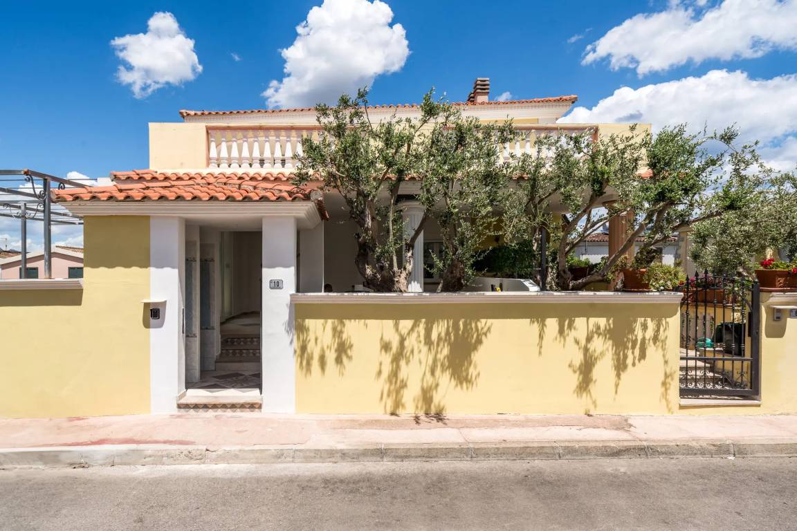 250 M² House ∙ 8 Bedrooms ∙ 27 Guests - Orosei
