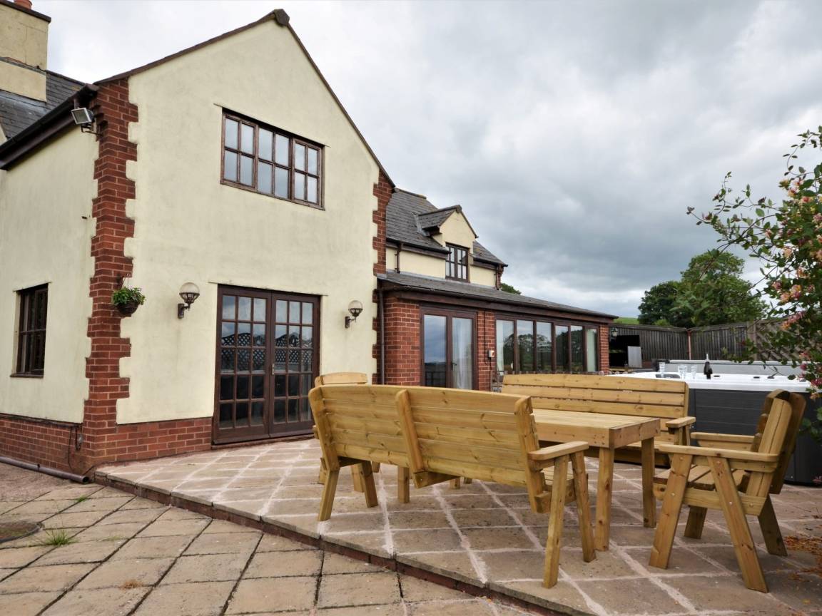 Cottage ∙ 4 Bedrooms ∙ 8 Guests - Devon