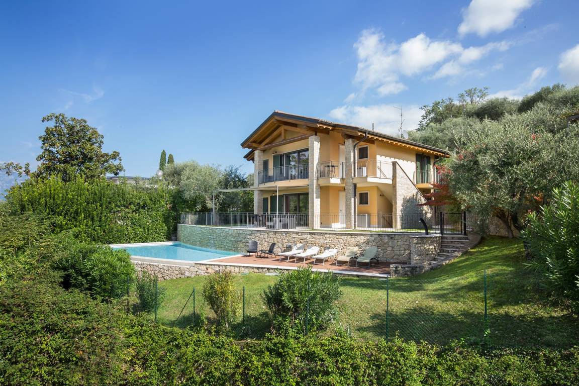 250 M² Villa ∙ 6 Bedrooms ∙ 12 Guests - Garda