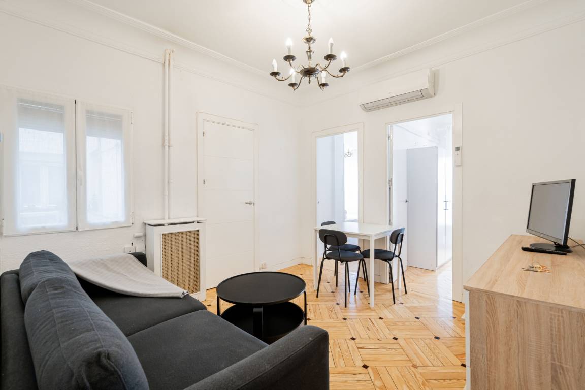 61 M² Apartamento ∙ 3 Habitaciones ∙ 4 Huéspedes - Madrid