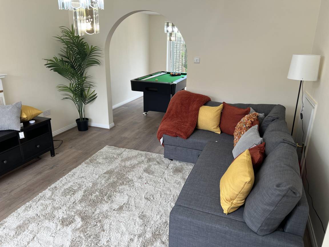 90 M² House ∙ 3 Bedrooms ∙ 8 Guests - Birmingham Airport (BHX)