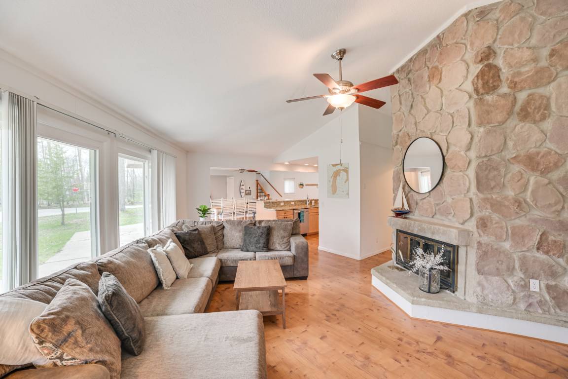 139 M² House ∙ 4 Bedrooms ∙ 9 Guests - Charlevoix, MI