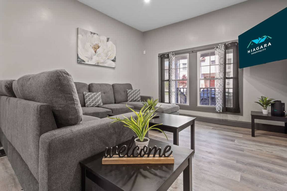 House ∙ 12 Bedrooms ∙ 24 Guests - Niagara Falls, NY