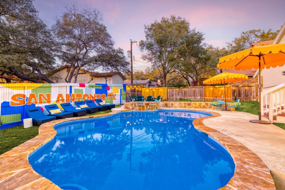 Apartment ∙ 5 Bedrooms ∙ 18 Guests - San Antonio, TX