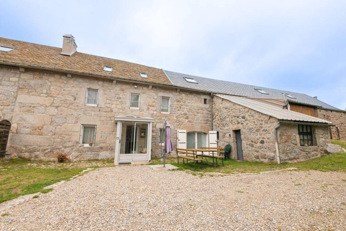 120 M² Gîte ∙ 4 Chambres ∙ 10 Personnes - Nasbinals