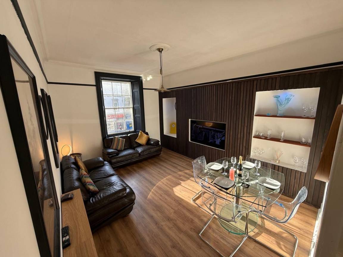 75 M² Apartment ∙ 3 Bedrooms ∙ 6 Guests - Ayr