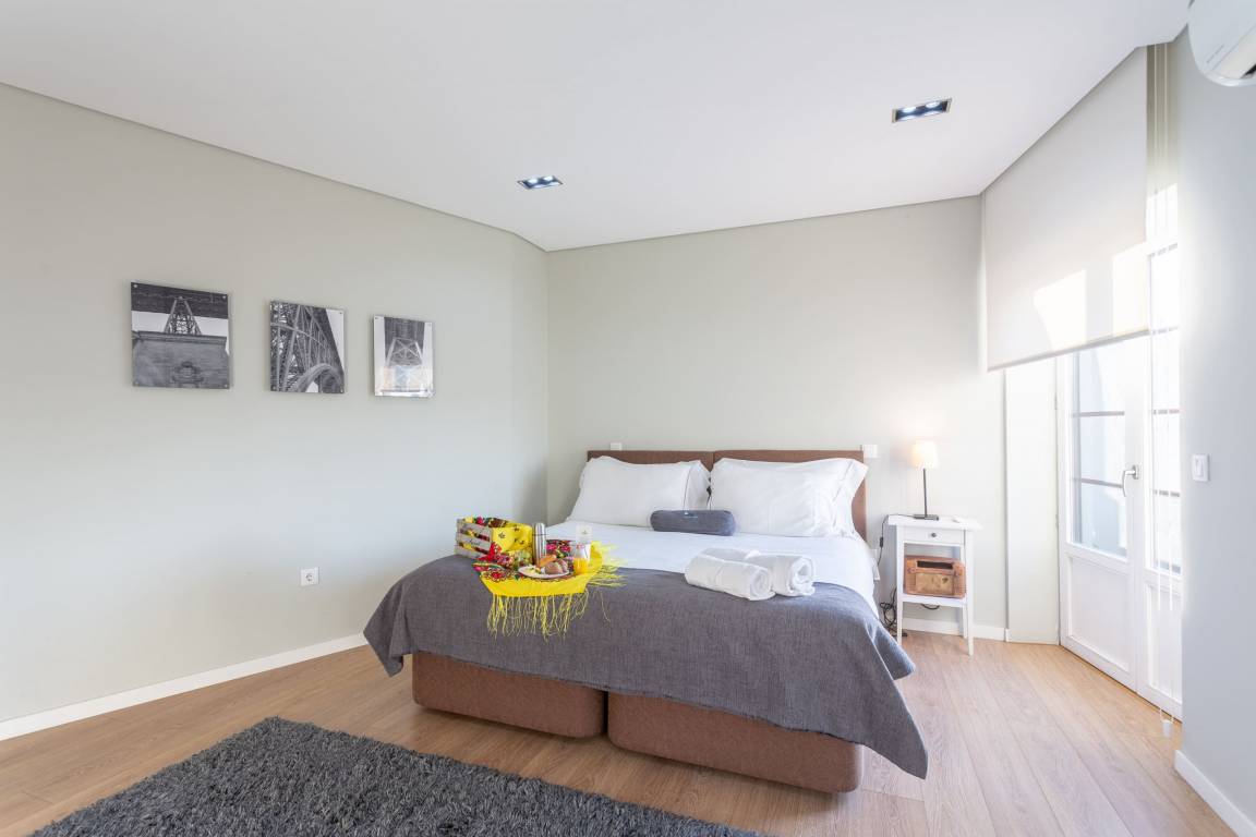 130 M² Apartment ∙ 3 Bedrooms ∙ 8 Guests - Porto