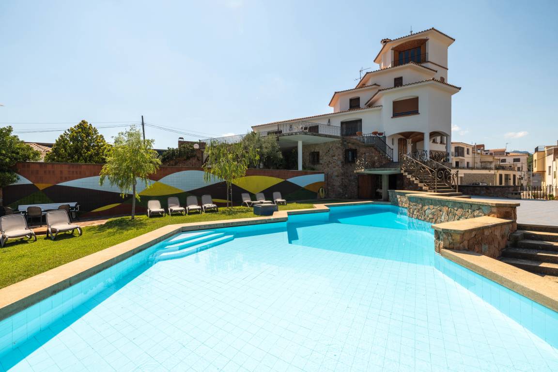 1138 M² House ∙ 9 Bedrooms ∙ 20 Guests - Catalonia