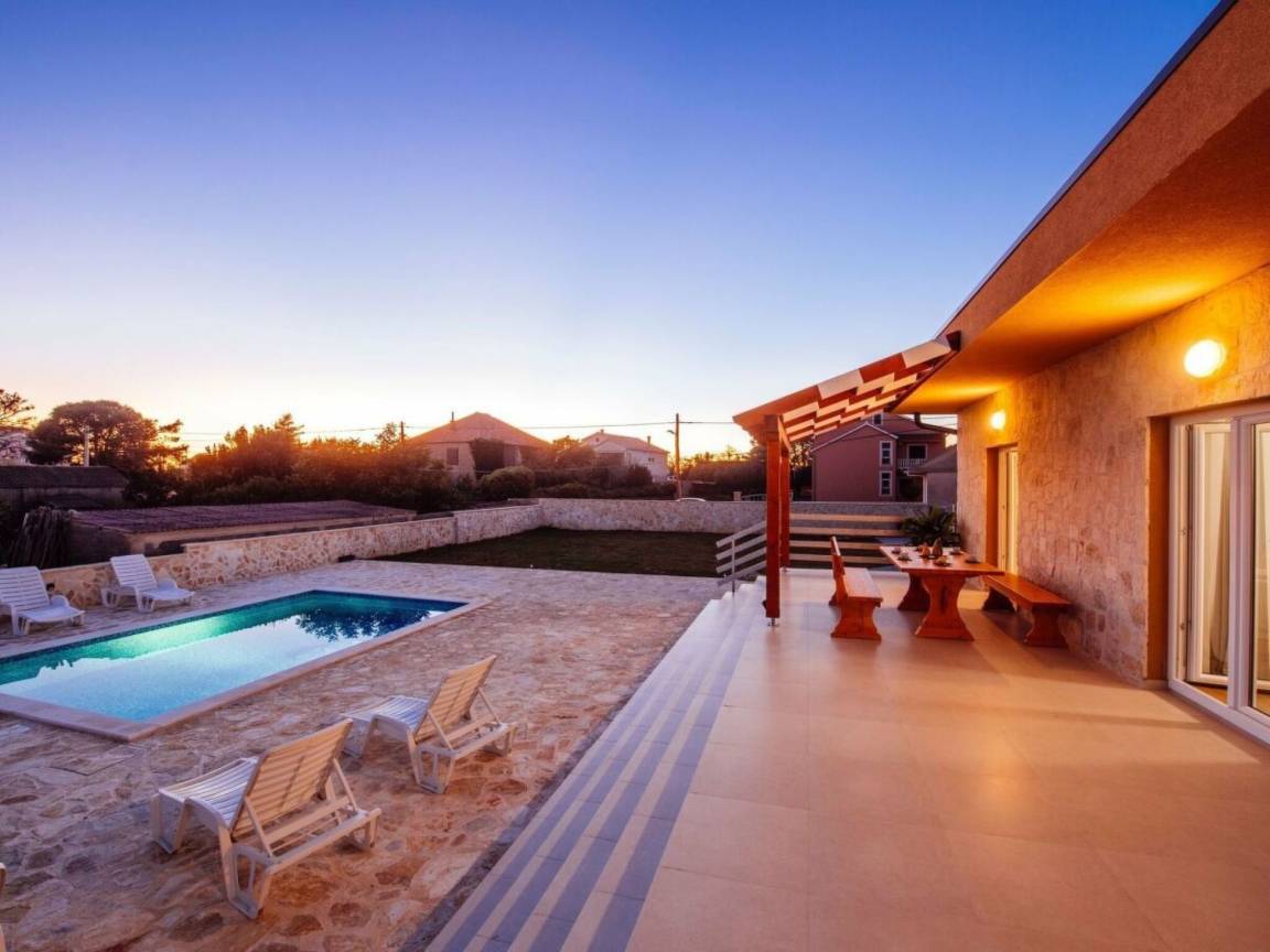 130 M² Talo ∙ 3 Makuuhuonetta ∙ 7 Vierasta - Nin