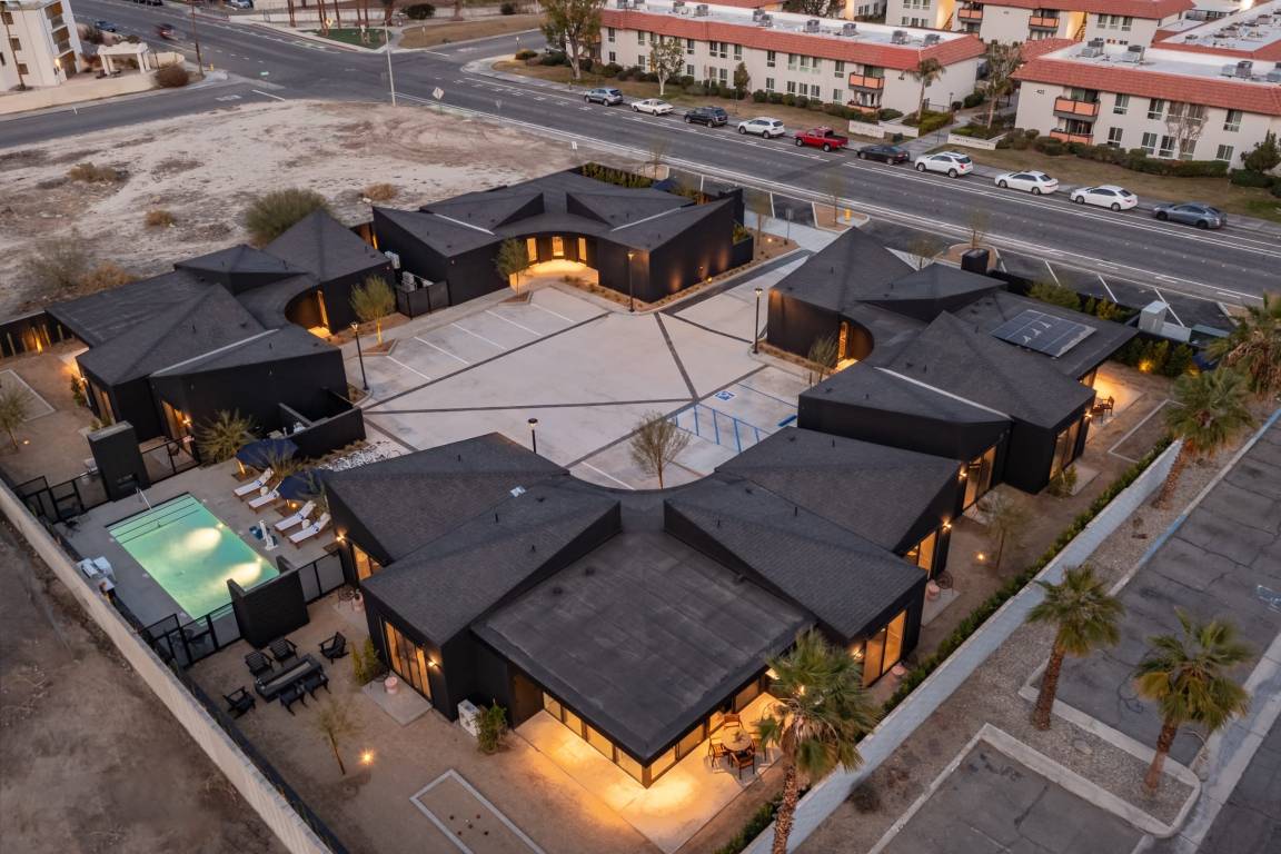 Hotel ∙ 8 Bedrooms ∙ 20 Guests - Palm Springs