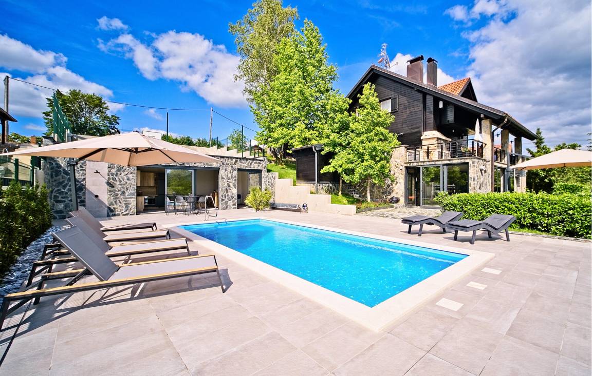 200 M² House ∙ 3 Bedrooms ∙ 8 Guests - Karlovac