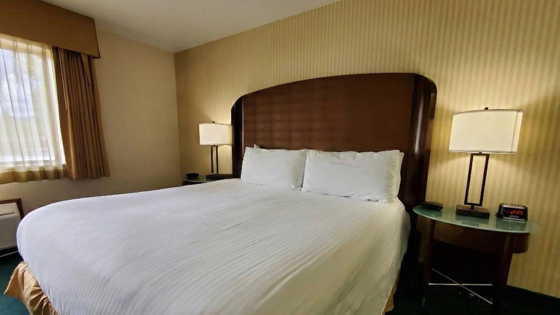 Hotel ∙ 1 Bedroom ∙ 3 Guests - Medford, OR