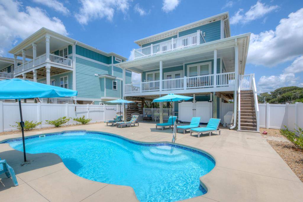 House ∙ 4 Bedrooms ∙ 13 Guests - Oak Island, NC