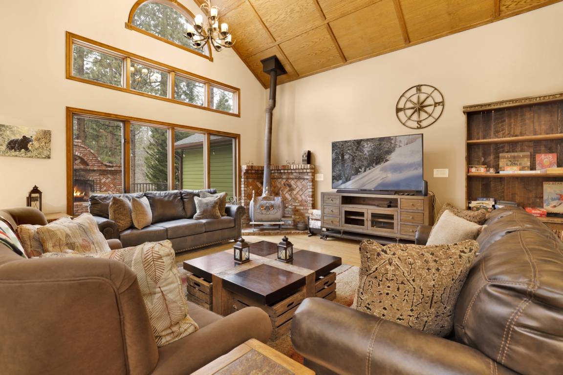 296 M² Cabin ∙ 4 Bedrooms ∙ 16 Guests - Big Bear, CA