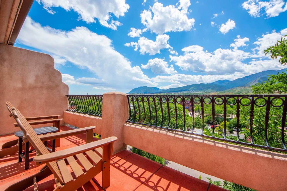 242 M² House ∙ 3 Bedrooms ∙ 9 Guests - Colorado Springs, CO