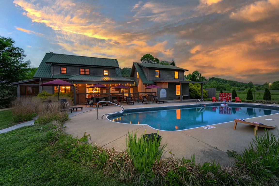 Apartment ∙ 7 Bedrooms ∙ 20 Guests - Asheville, NC