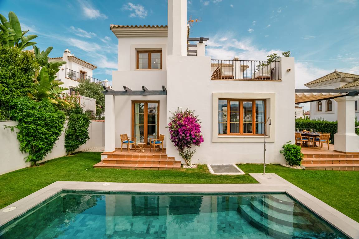 300 M² Villa ∙ 5 Schlafzimmer ∙ 14 Gäste - Estepona