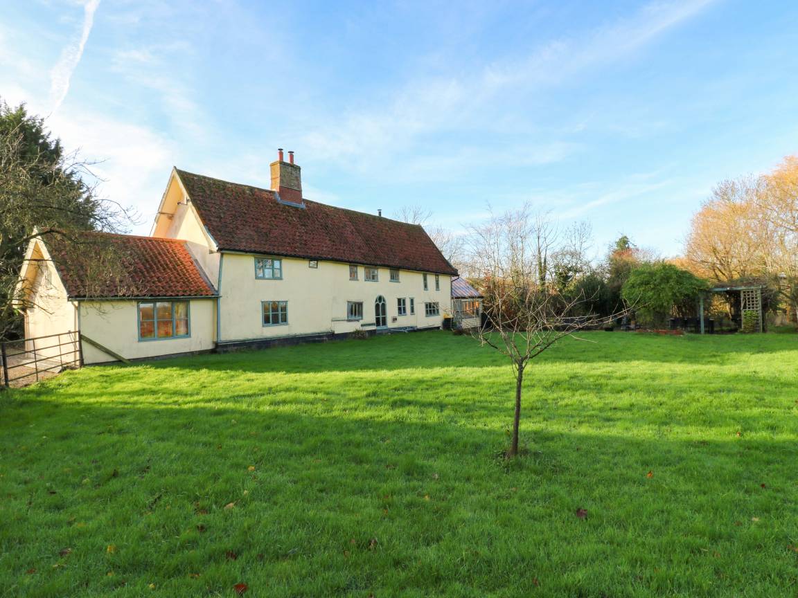 Cottage ∙ 4 Bedrooms ∙ 8 Guests - Stowmarket