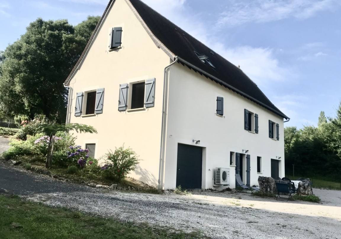 180 M² House ∙ 5 Bedrooms ∙ 14 Guests - Martel