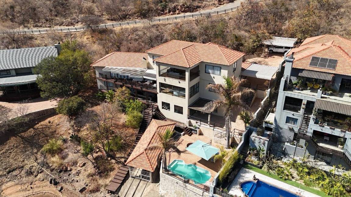 900 M² House ∙ 8 Bedrooms ∙ 16 Guests - Bela-Bela
