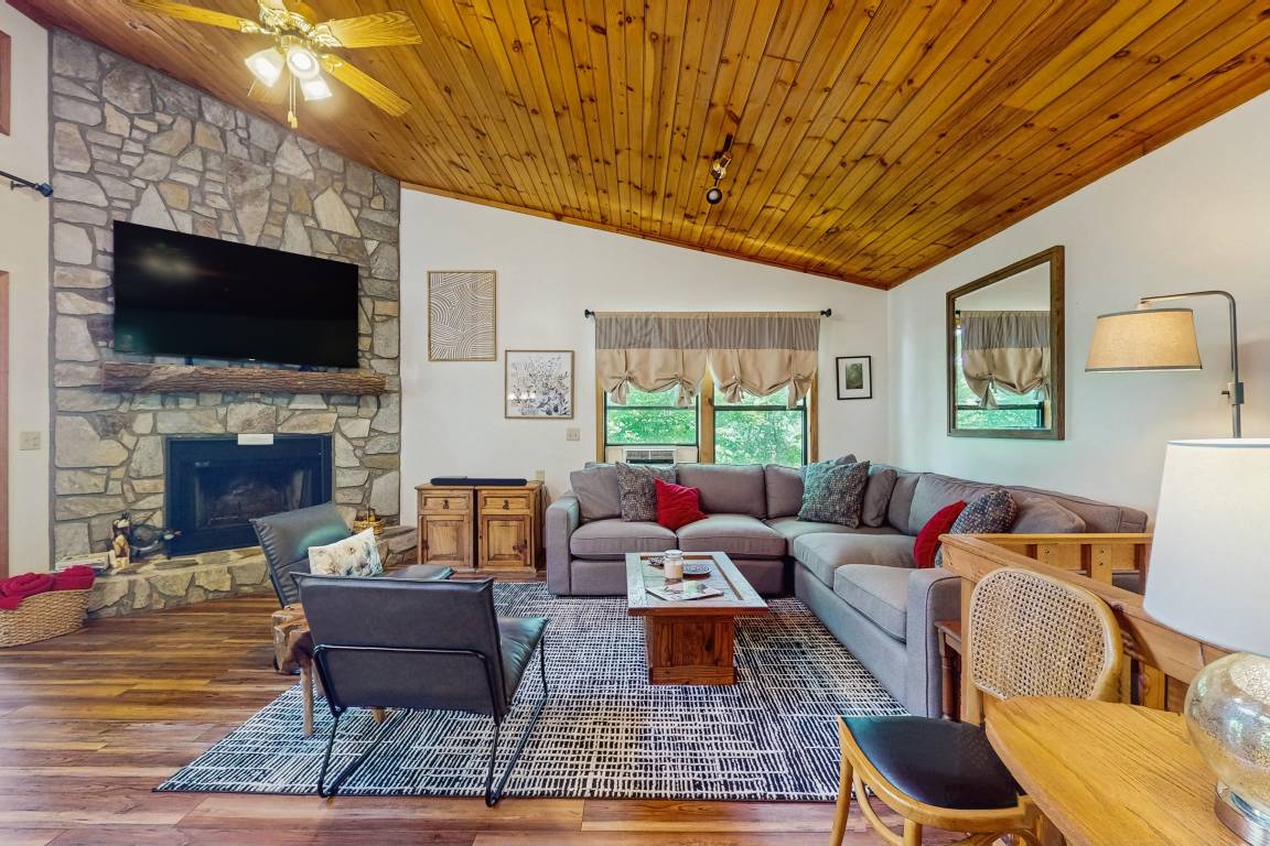 144 M² House ∙ 2 Bedrooms ∙ 10 Guests - Maggie Valley, NC