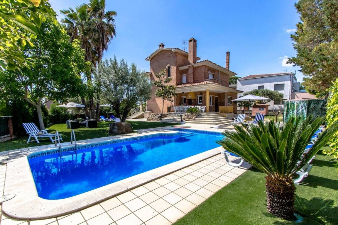 357 M² Villa ∙ 6 Bedrooms ∙ 12 Guests - Sabadell