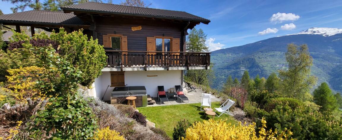 120 M² Chalet ∙ 5 Bedrooms ∙ 12 Guests - Canton of Valais