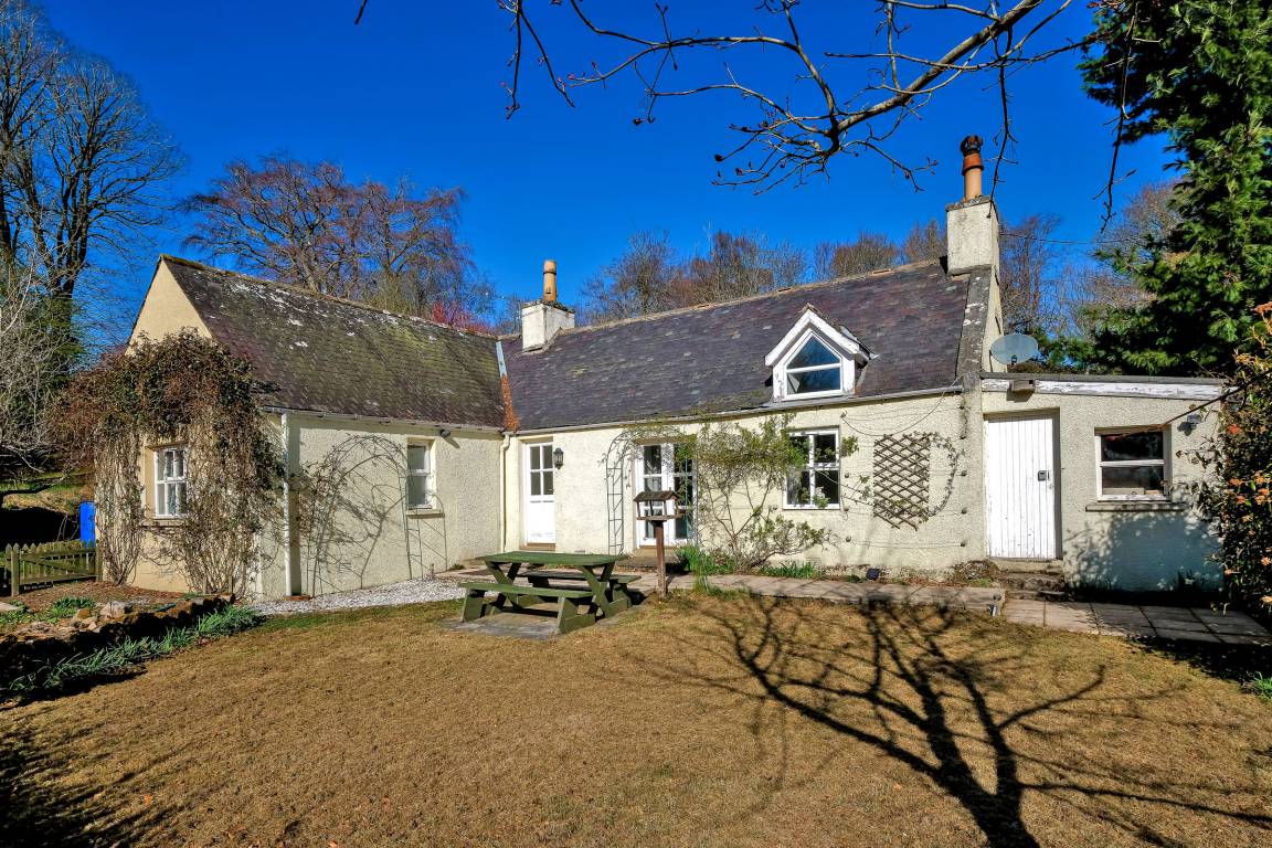 120 M² Cottage ∙ 2 Bedrooms ∙ 4 Guests - Moray