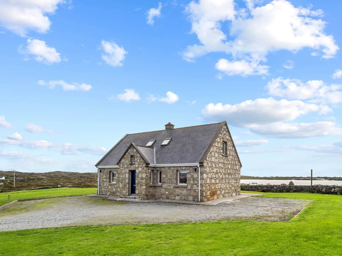 102 M² House ∙ 4 Bedrooms ∙ 8 Guests - Clifden