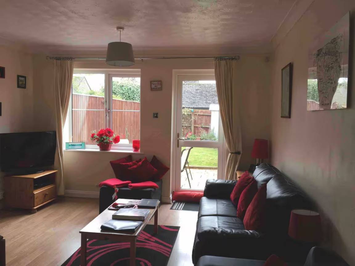 90 M² House ∙ 2 Bedrooms ∙ 6 Guests - Witney