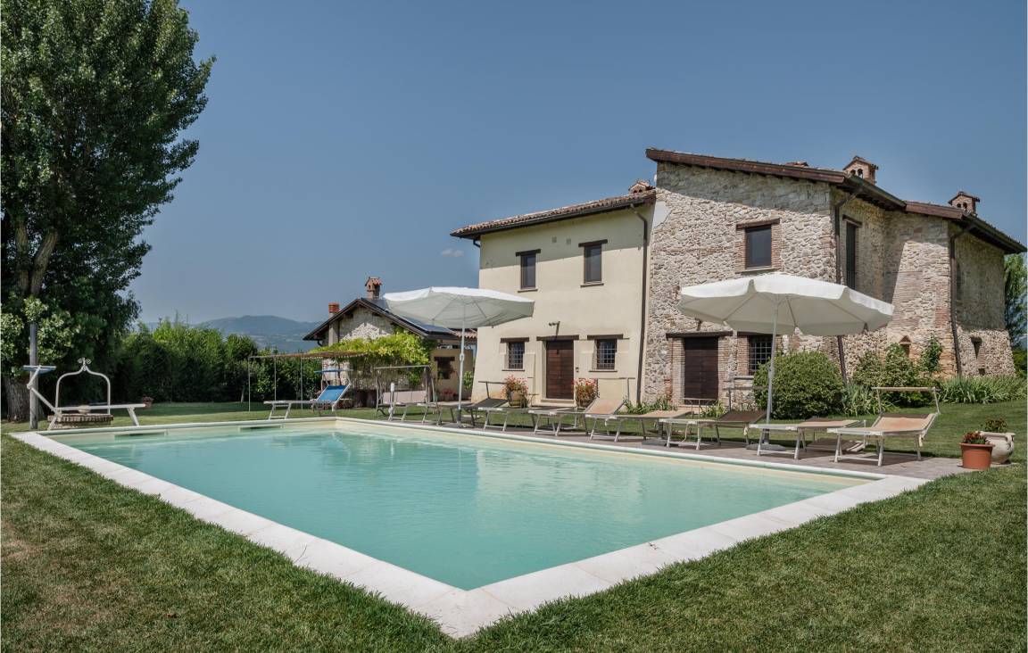 600 M² Casa ∙ 8 Habitaciones ∙ 16 Huéspedes - Rieti