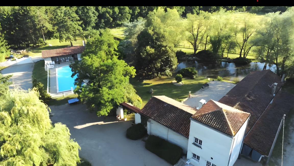 300 M² Casa Rural ∙ 6 Habitaciones ∙ 14 Huéspedes - Feurs
