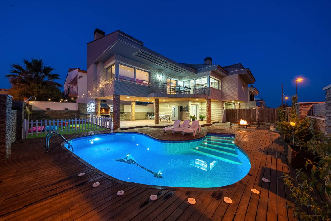 360 M² Villa ∙ 5 Bedrooms ∙ 8 Guests - Costa Daurada (Spain)