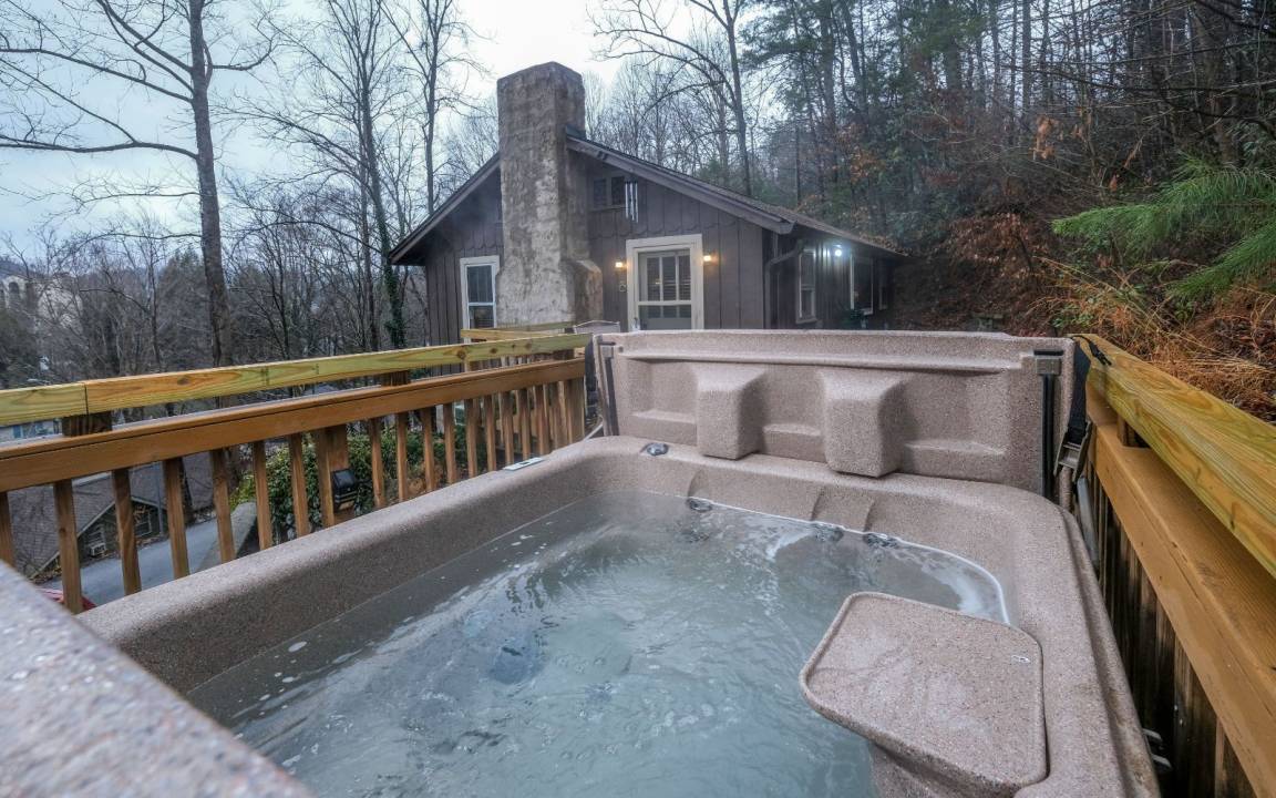 112 M² Cabin ∙ 2 Bedrooms ∙ 6 Guests - Gatlinburg, TN