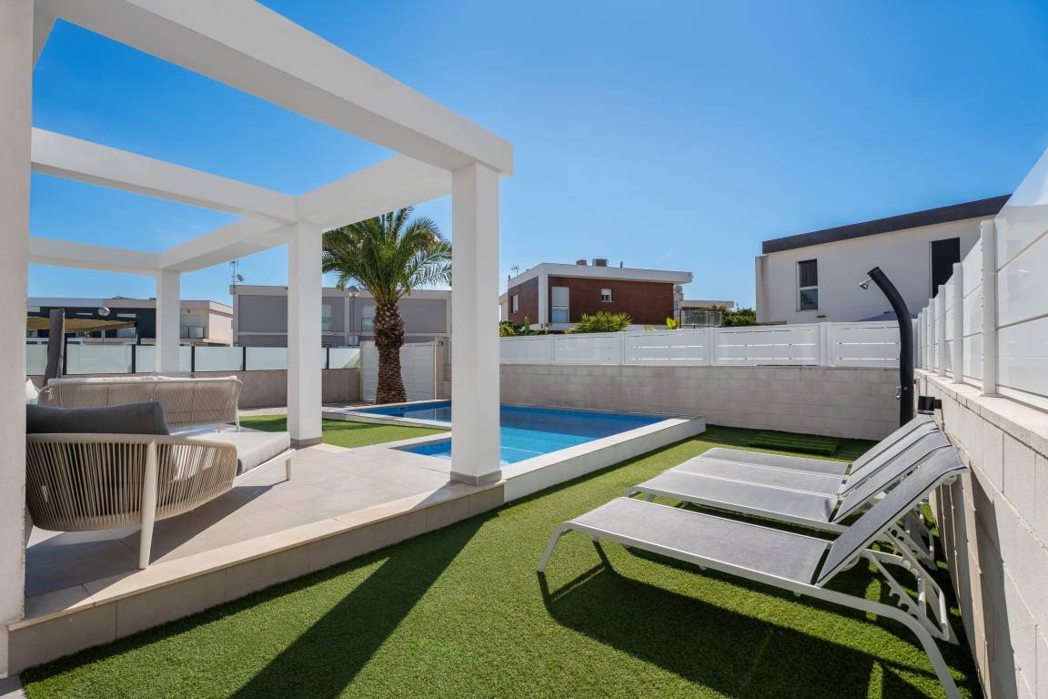130 M² Villa ∙ 3 Habitaciones ∙ 6 Huéspedes - Santa Pola