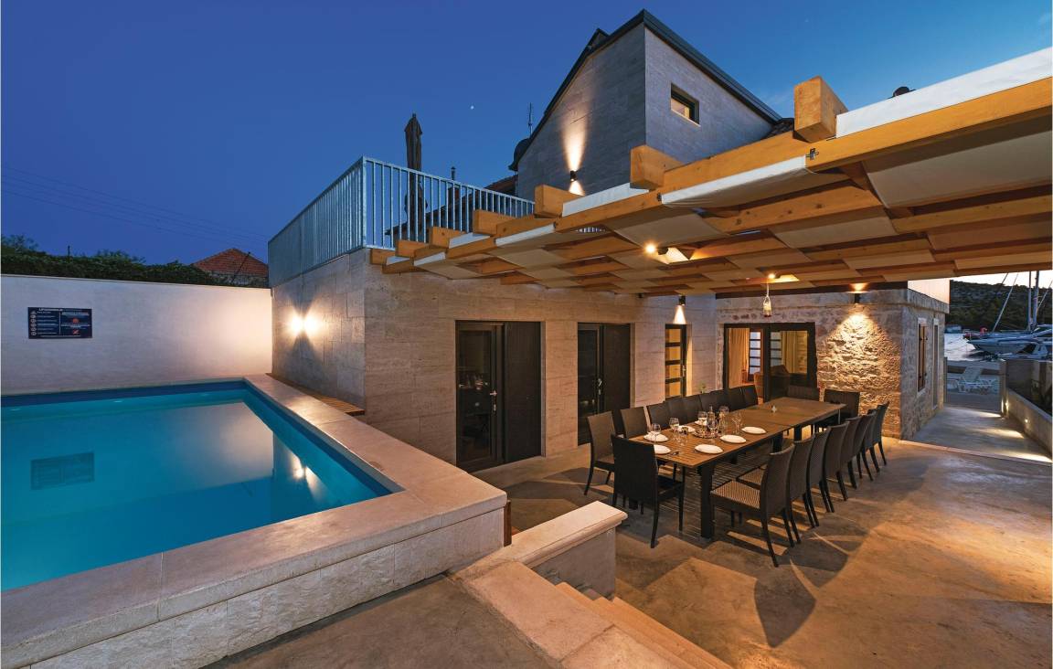 250 M² House ∙ 9 Bedrooms ∙ 20 Guests - Croatia