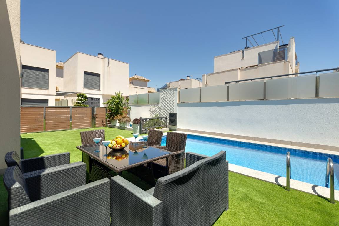 190 M² Ferienhaus ∙ 4 Schlafzimmer ∙ 8 Gäste - Torrevieja