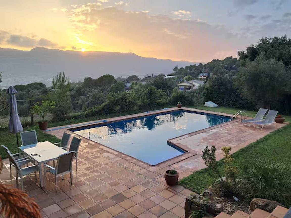 1000 M² House ∙ 4 Bedrooms ∙ 8 Guests - Vic