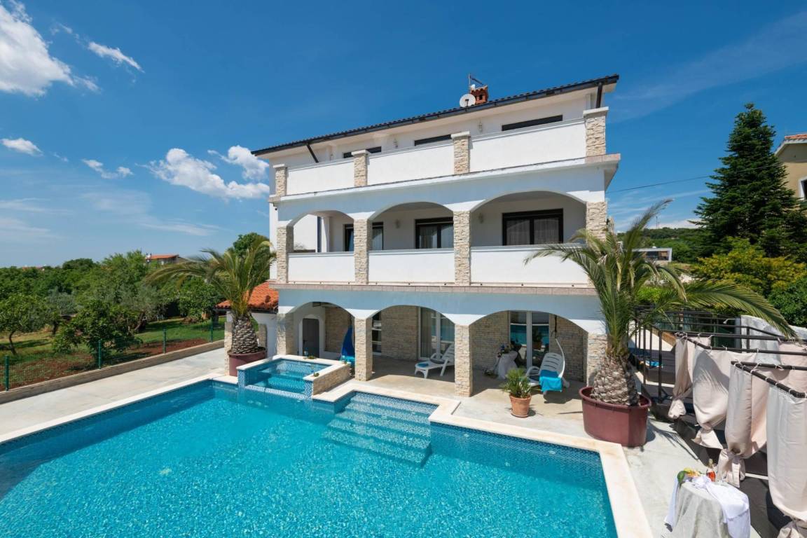500 M² Casa ∙ 9 Habitaciones ∙ 22 Huéspedes - Medulin