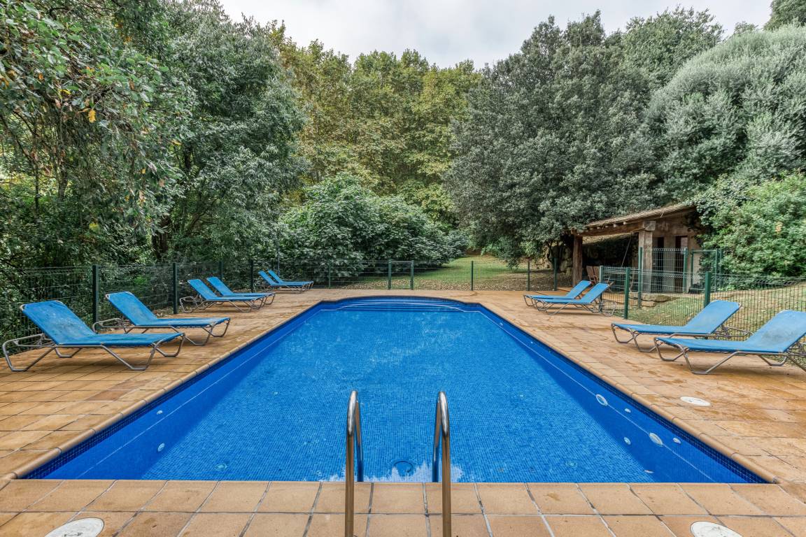 980 M² House ∙ 12 Bedrooms ∙ 31 Guests - Banyoles