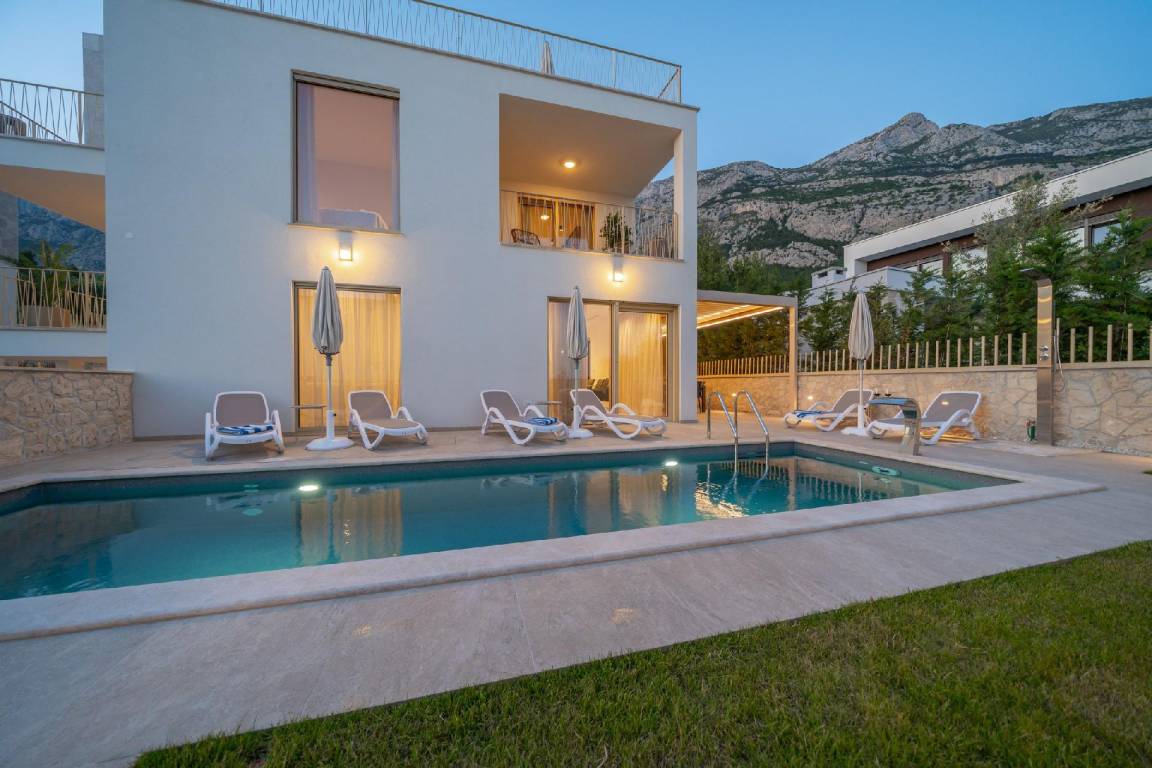 220 M² Ferienhaus ∙ 4 Schlafzimmer ∙ 8 Gäste - Makarska