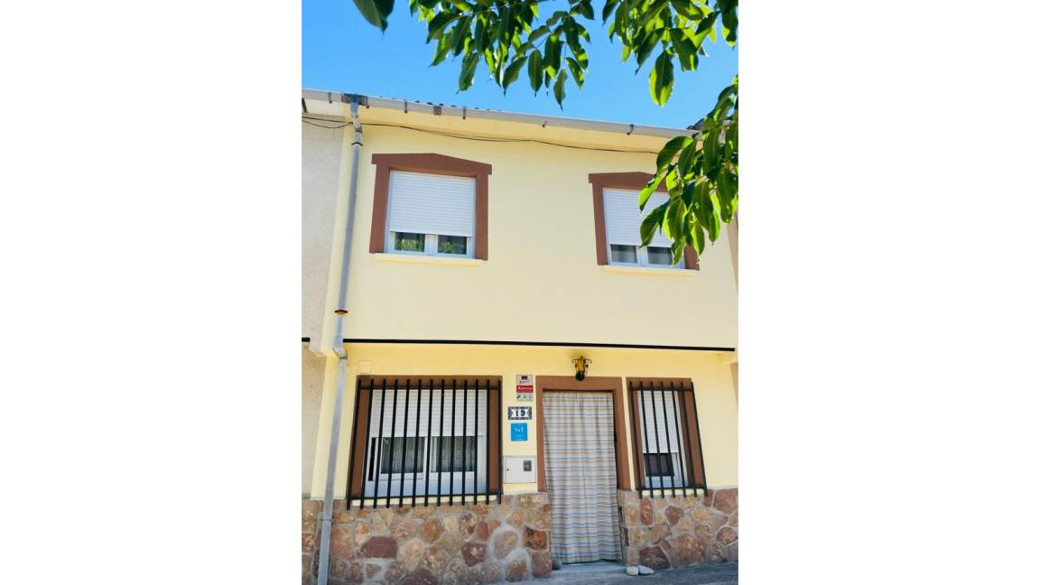 120 M² Chalet ∙ 4 Habitaciones ∙ 6 Huéspedes - Navaluenga