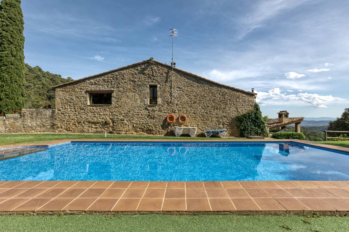 100 M² House ∙ 2 Bedrooms ∙ 4 Guests - Besalú