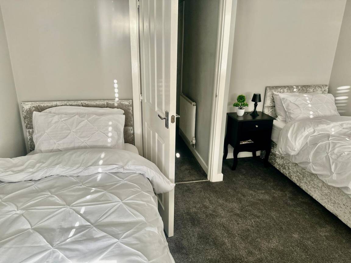 110 M² House ∙ 4 Bedrooms ∙ 9 Guests - Wolverhampton